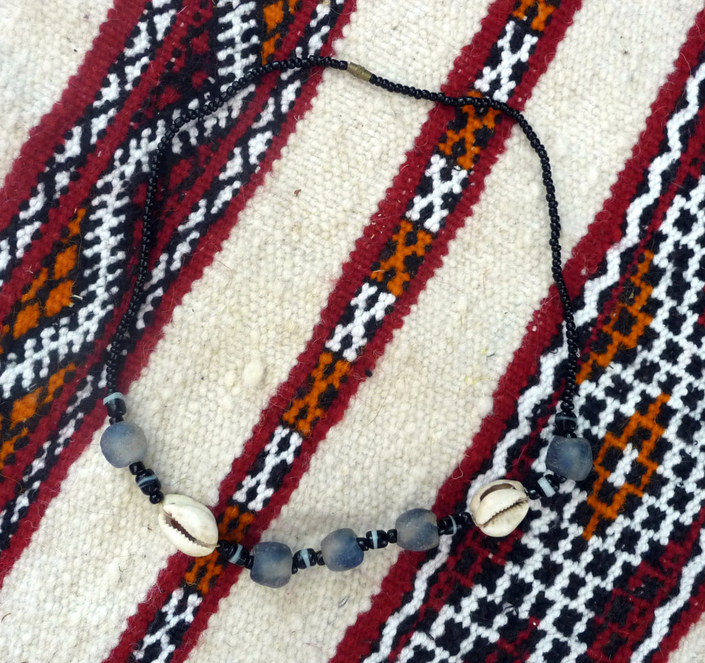 Collier Africain en pâte de verre bleue, perles de verre et coquillage – Ethnikdeco